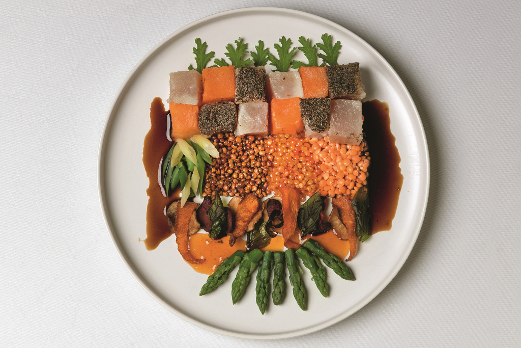 Sashimi på vit tonfisk, torskrygg och chipotle med röda linser ...